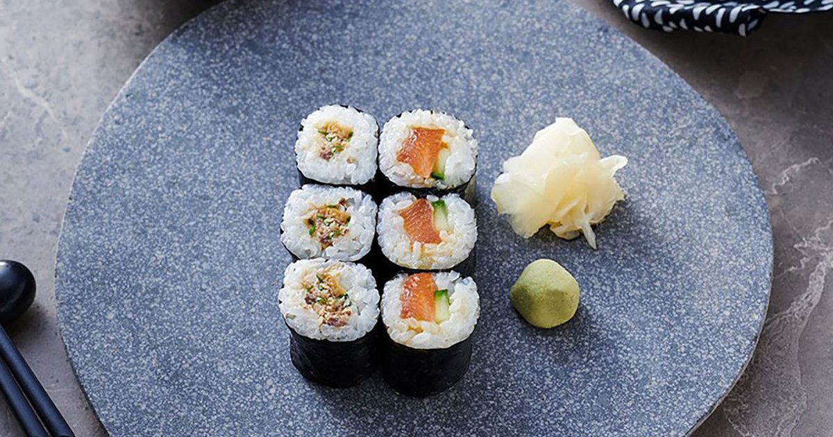 Maki Sushi mit Sardinen, Basilikum und in Poke Sauce mariniertem Lachs ...